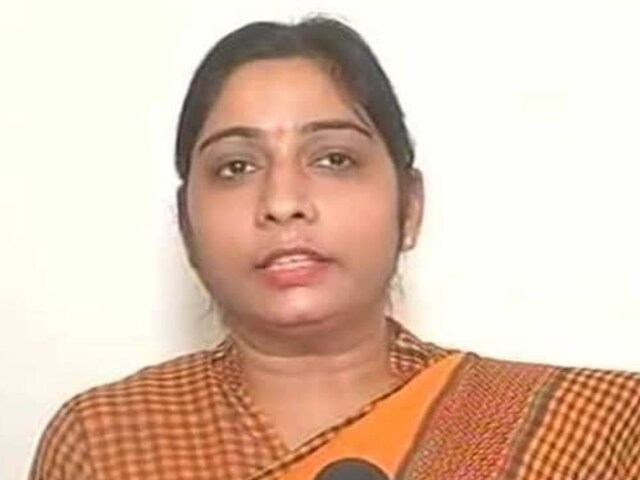 Bjp Mp Sanghamitra Supports Father Swami Prasad Maurya Calls For
