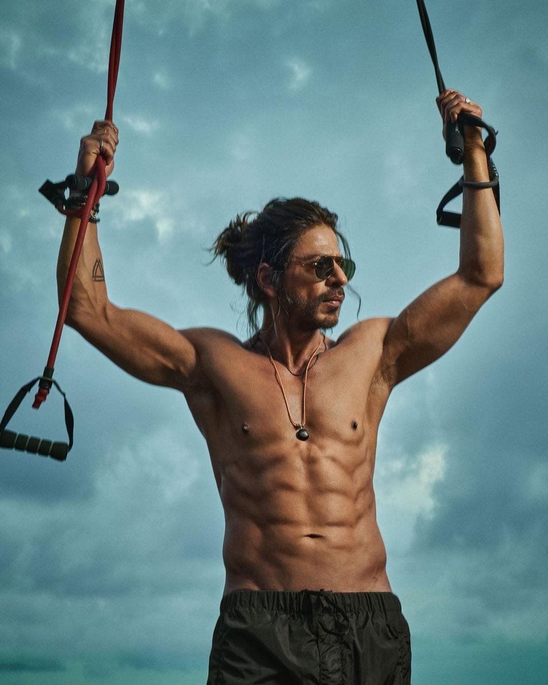 Shah Rukh Khan Breaks The Internet With Shirtless Photo, Check Out The ...