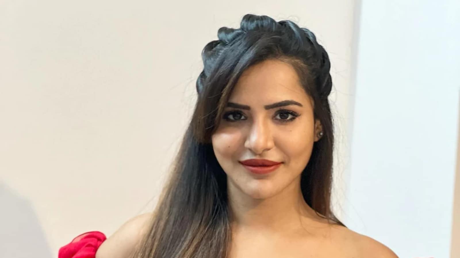 Bigg Boss Fame Ashu Reddy Looks Stunning In Sleeveless Red Dress, See ...