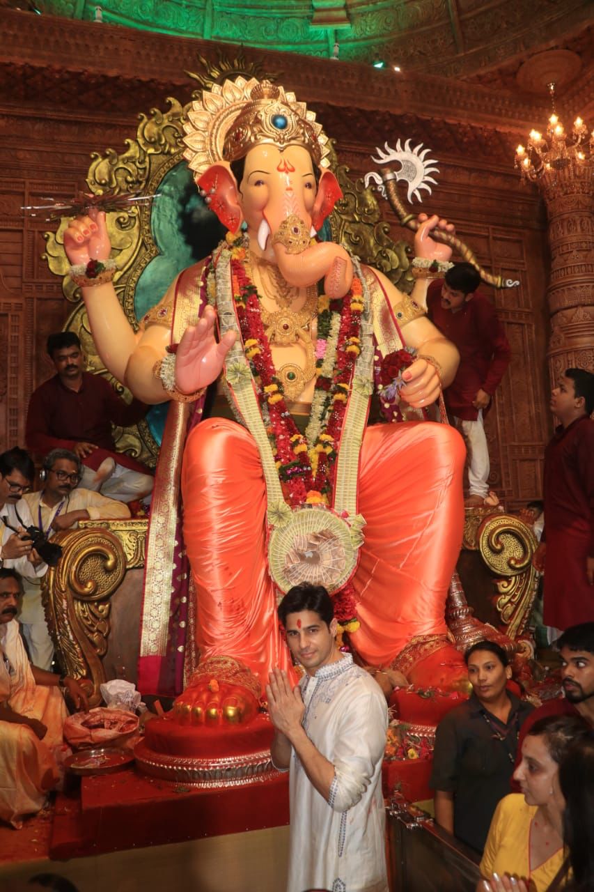 Sidharth Malhotra Visits Lalbaugcha With His Mother, Fans Ask 'Kiara ...