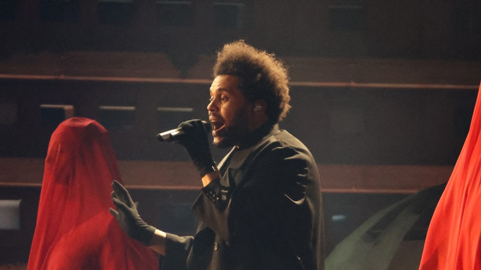 The Weeknd Walks Off Stage Mid-Concert After 'Losing' Voice, Posts ...