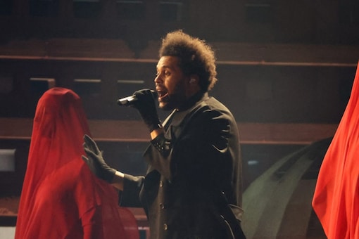 The Weeknd Walks Off Stage Mid-Concert After 'Losing' Voice, Posts ...