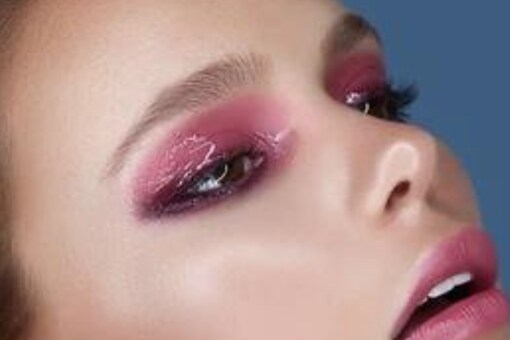 Here Are 5 Hacks To Ace The Glossy Make-Up Trend - News18
