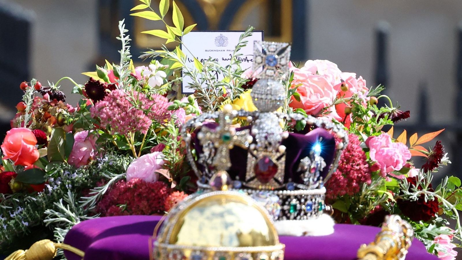 What’s Inside Wreath on Queen Elizabeth's Coffin: Myrtle Grown from Her ...