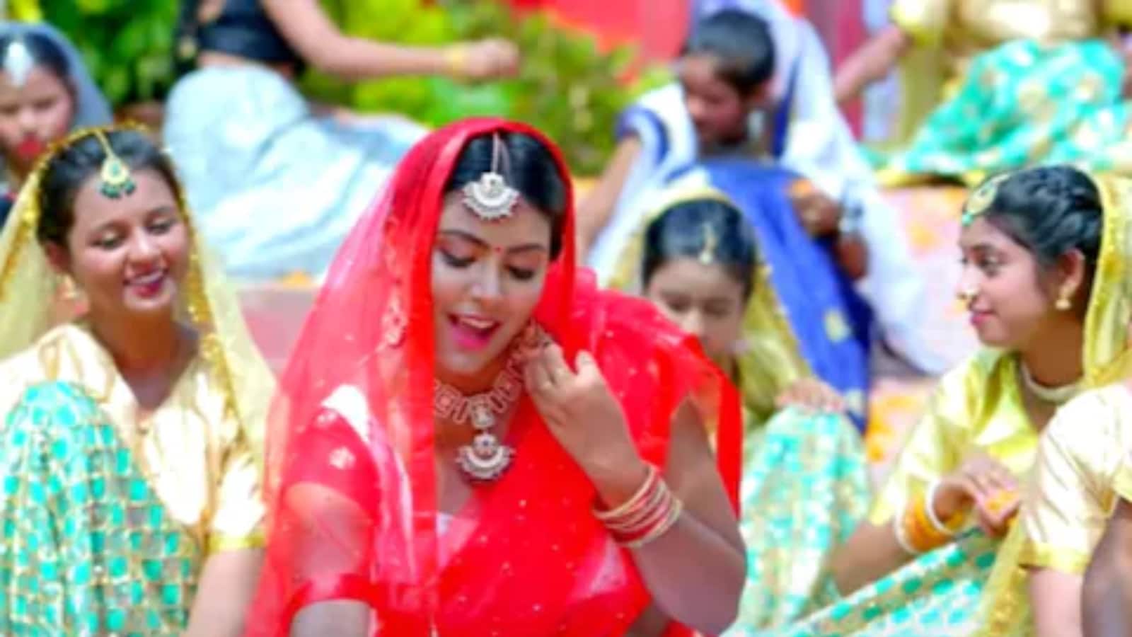 Bhojpuri Singer Anjali Bharadwaj’s Maai Ke Aarti Utara Song Out; Watch ...