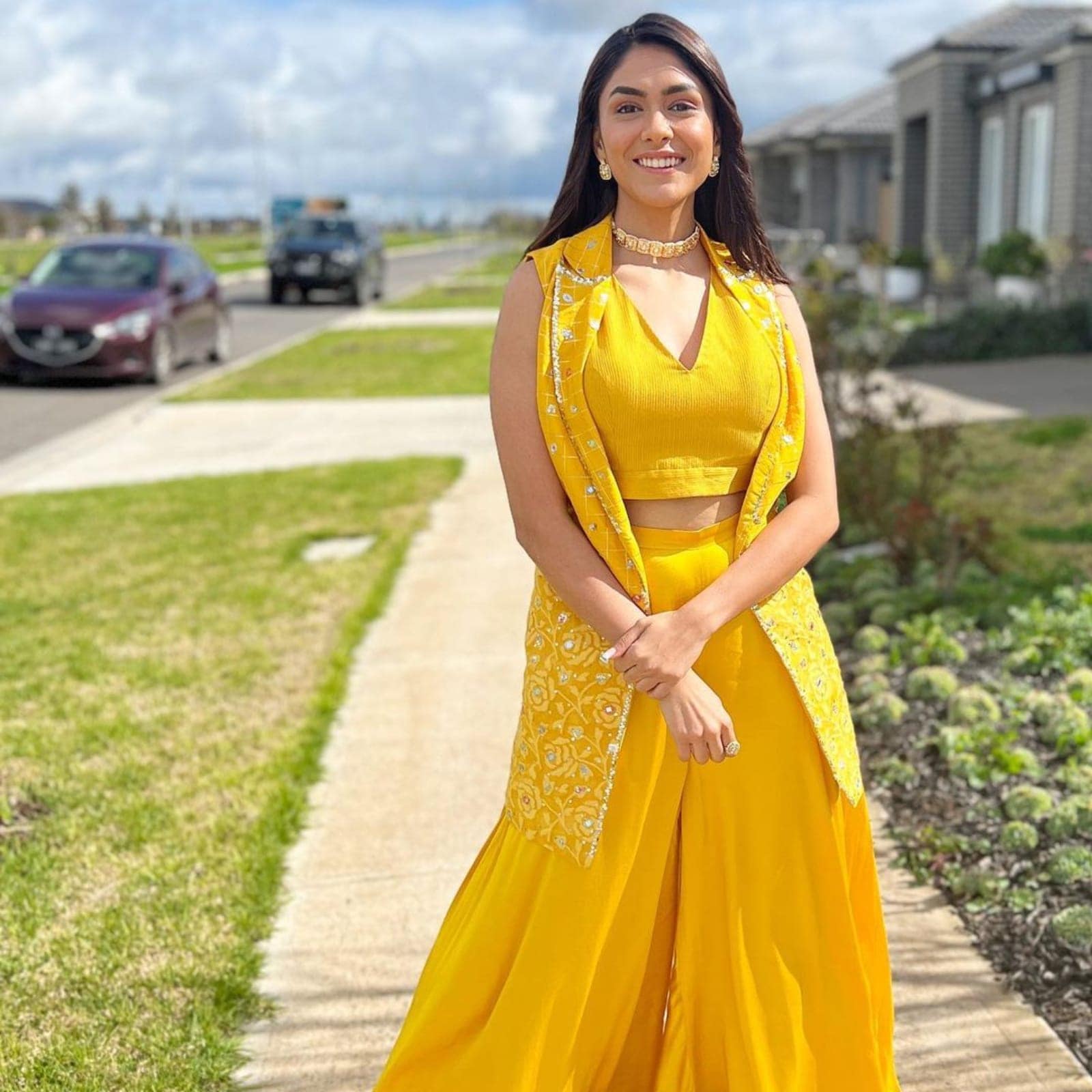 Mrunal Thakur Enjoys Friend's Haldi Ceremony In Yellow Indo-western Wear! | atelier-yuwa.ciao.jp