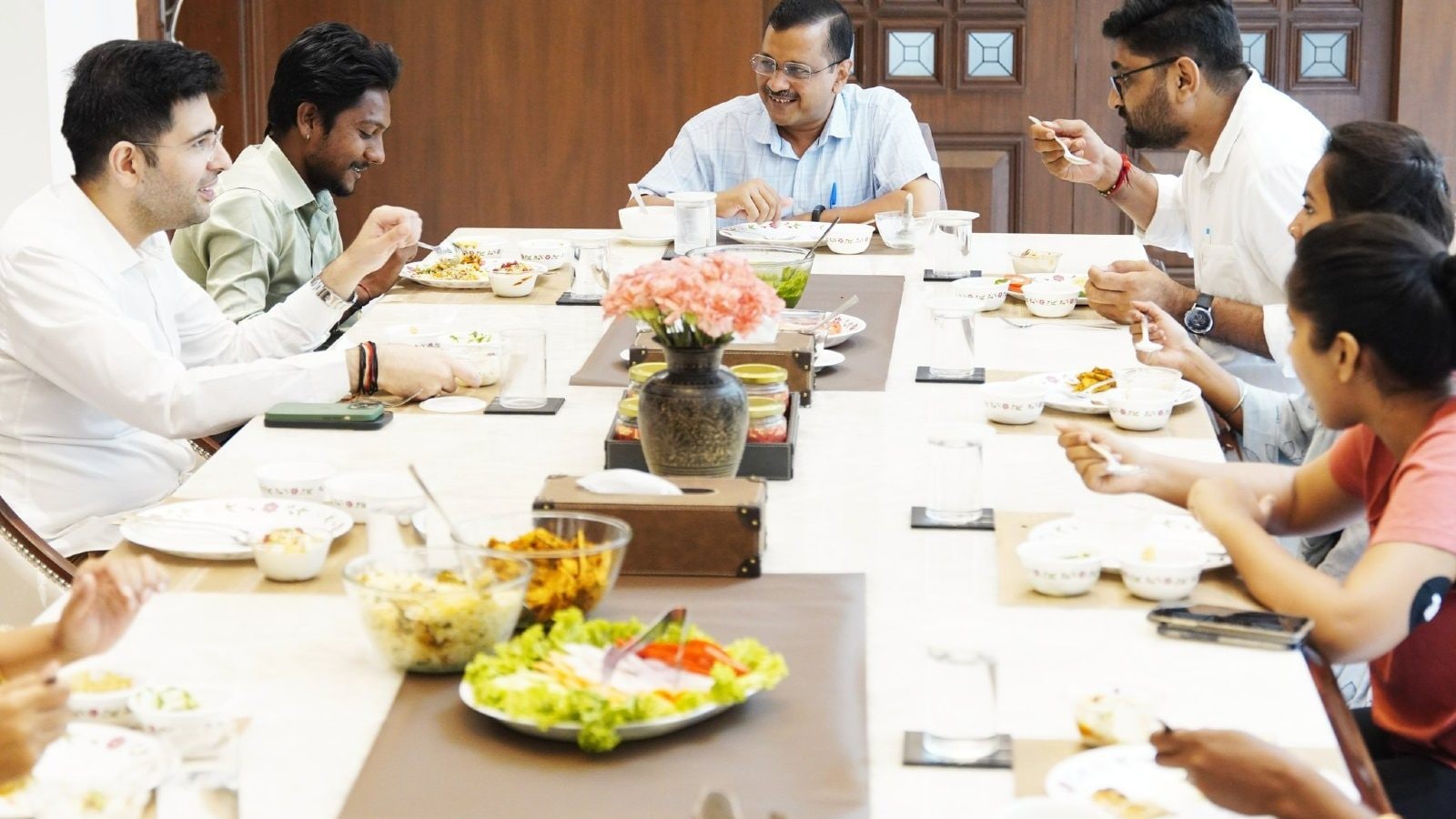 Kejriwal Hosts Gujarat Sanitation Worker's Family Over Lunch In Delhi ...