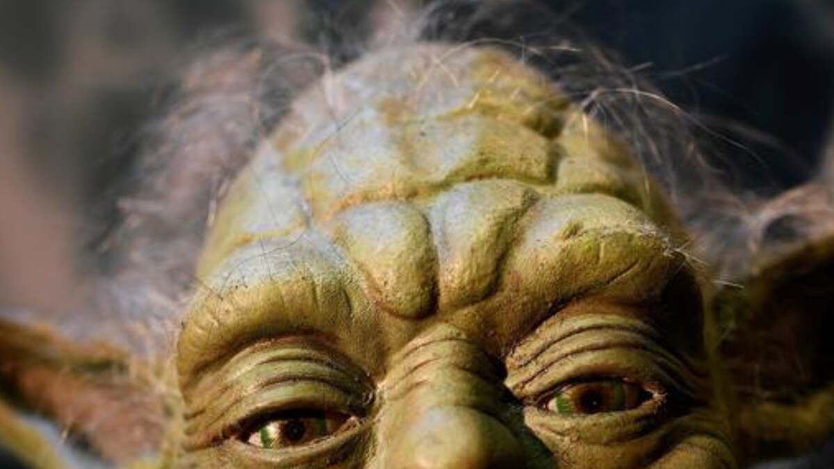 'Time Traveller From Future' Claims Aliens May Strike Earth With Giant ...