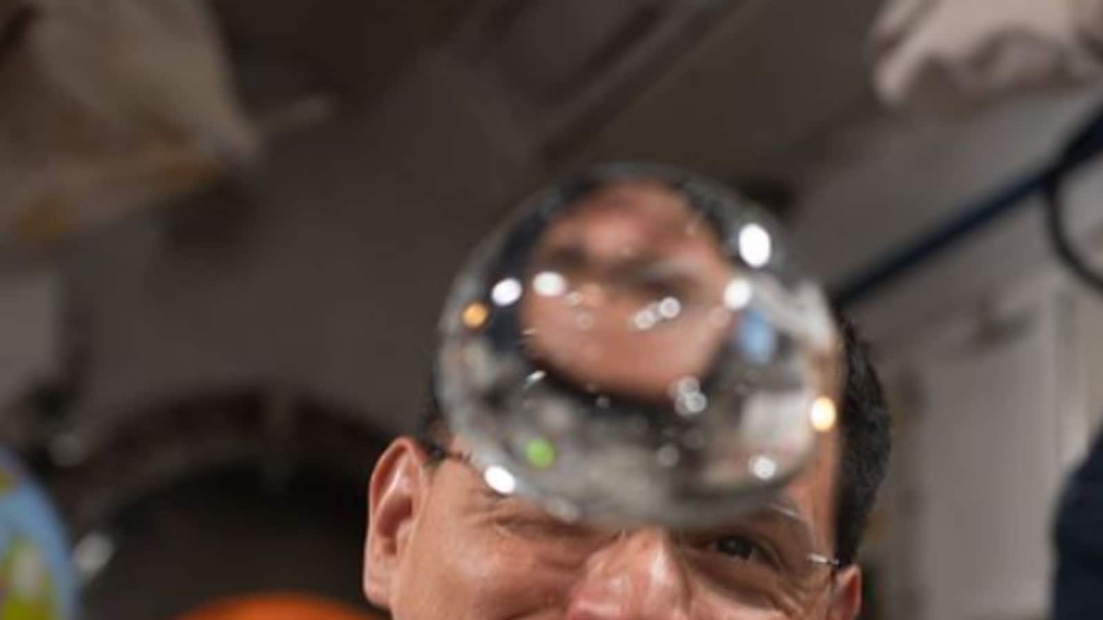 This Picture of Astronauts Having Fun With Water Bubbles in Space is So Relatable | Buzz News ...