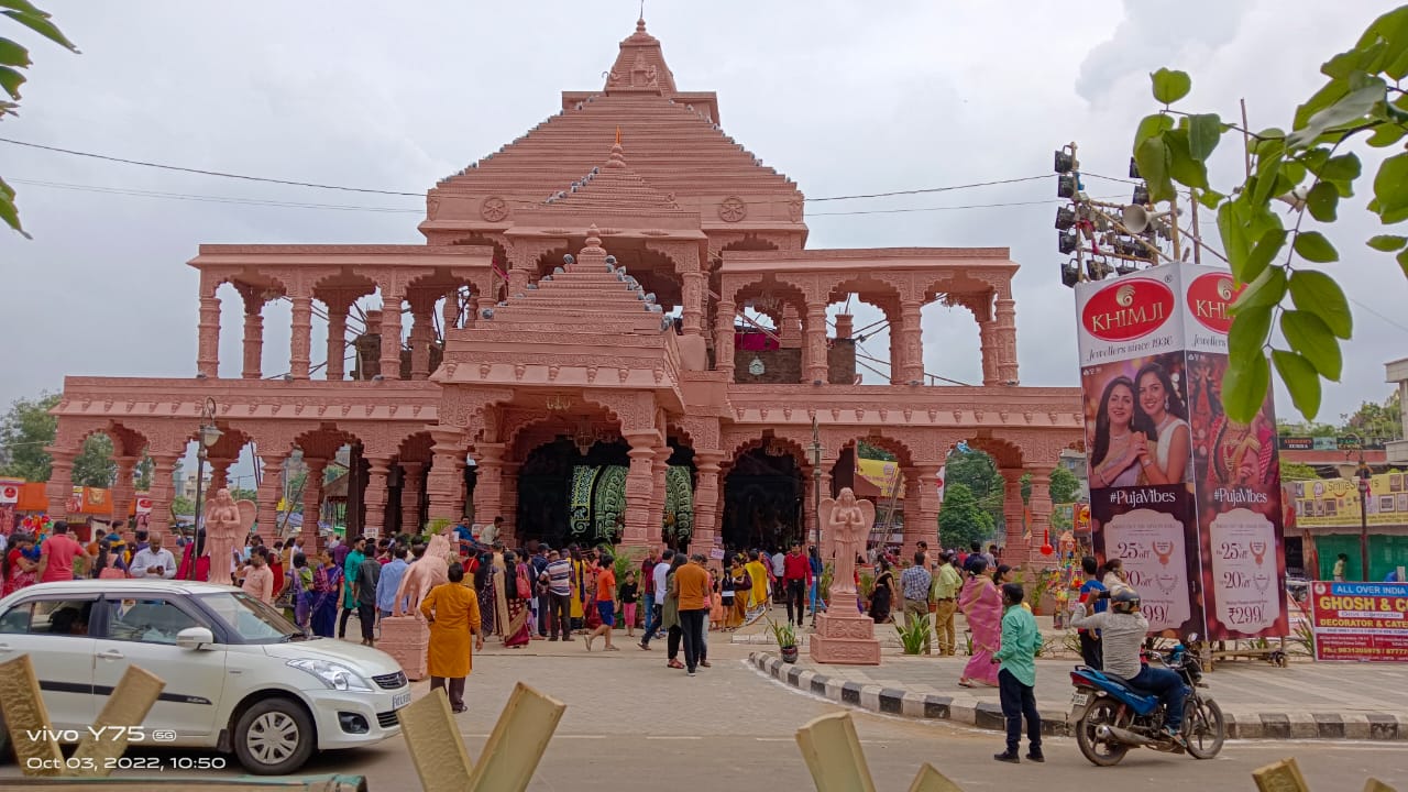 From Ram Mandir to Amarnath Cave, Theme-based Pandals Attract People As ...