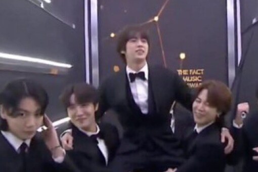 BTS' Jin Carried on Shoulders of 5 Starry 'Bodyguards and a Cheerleader' At TMA 2022, Video Goes ...