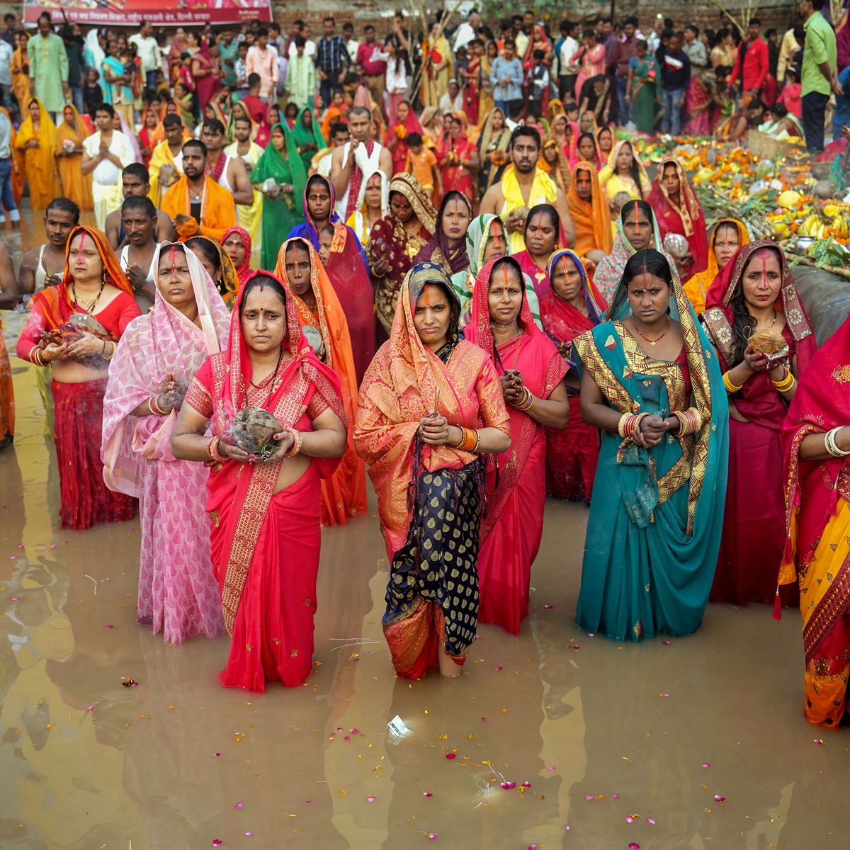 Thousands Throng Ghats to Celebrate Chhath Puja Without Covid Curbs ...