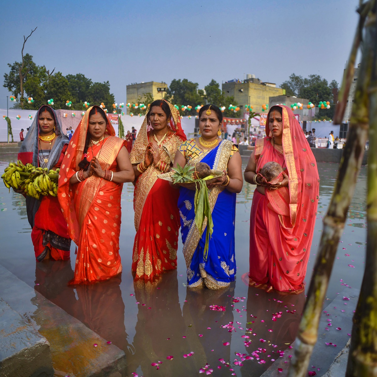 Thousands Throng Ghats to Celebrate Chhath Puja Without Covid Curbs ...