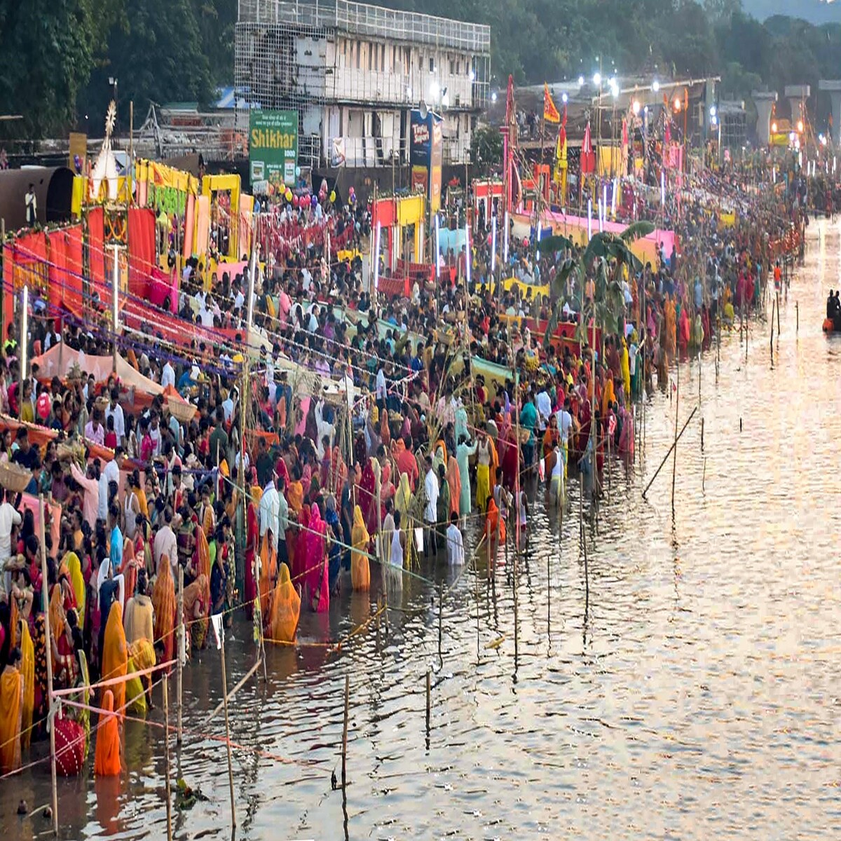 Thousands Throng Ghats to Celebrate Chhath Puja Without Covid Curbs ...