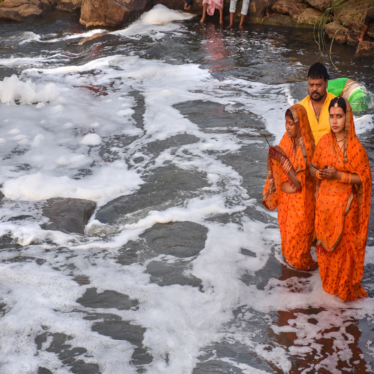 Thousands Throng Ghats to Celebrate Chhath Puja Without Covid Curbs ...