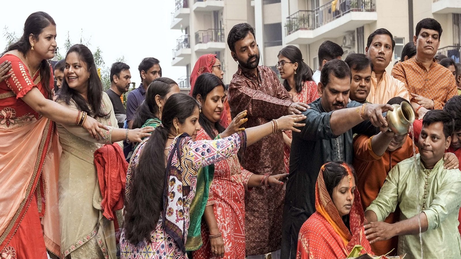 Thousands Throng Ghats to Celebrate Chhath Puja Without Covid Curbs ...