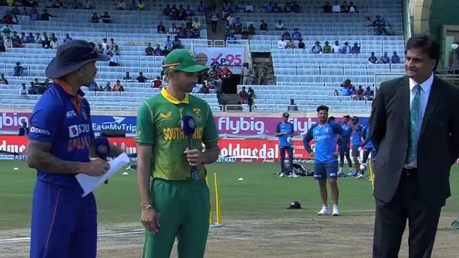 WATCH: Captains Share Light Moment as Javagal Srinath Forgets to Give ...