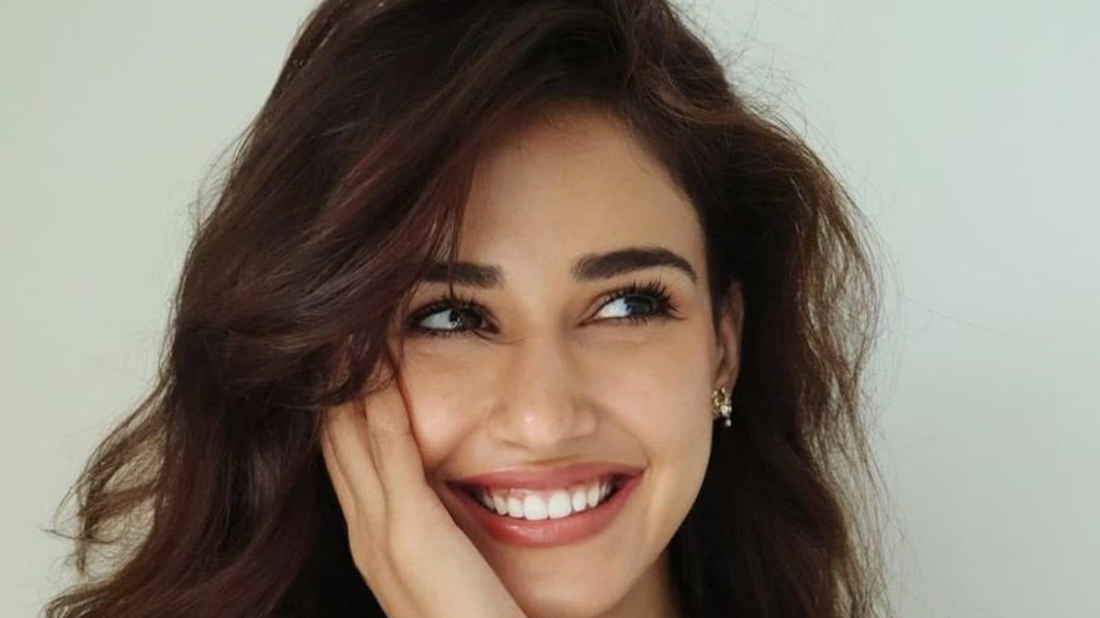 ‘Cutie’ Disha Patani Looks Gorgeous As She Shares Pic In A Purple ...