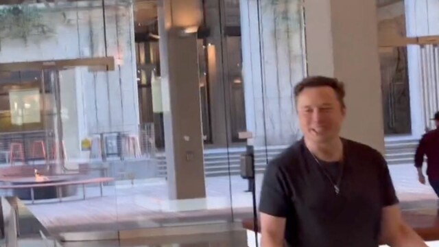 Elon Musk Entering Twitter Headquarters With a Sink is the Most Elon ...