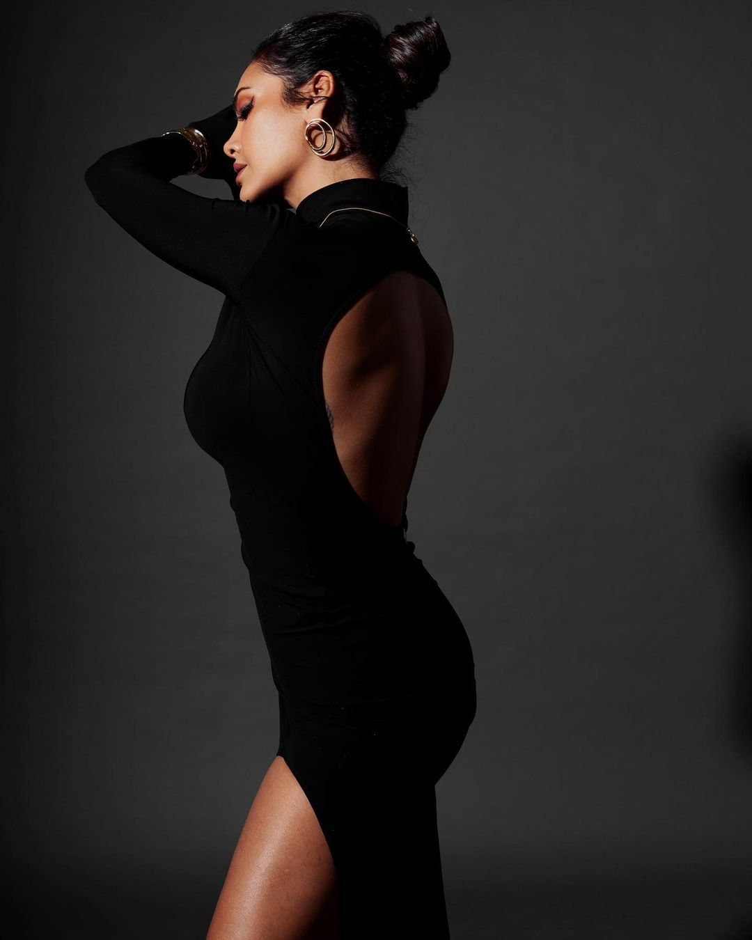 Esha Gupta Flaunts Hourglass Figure In Blue Off-shoulder Dress With ...