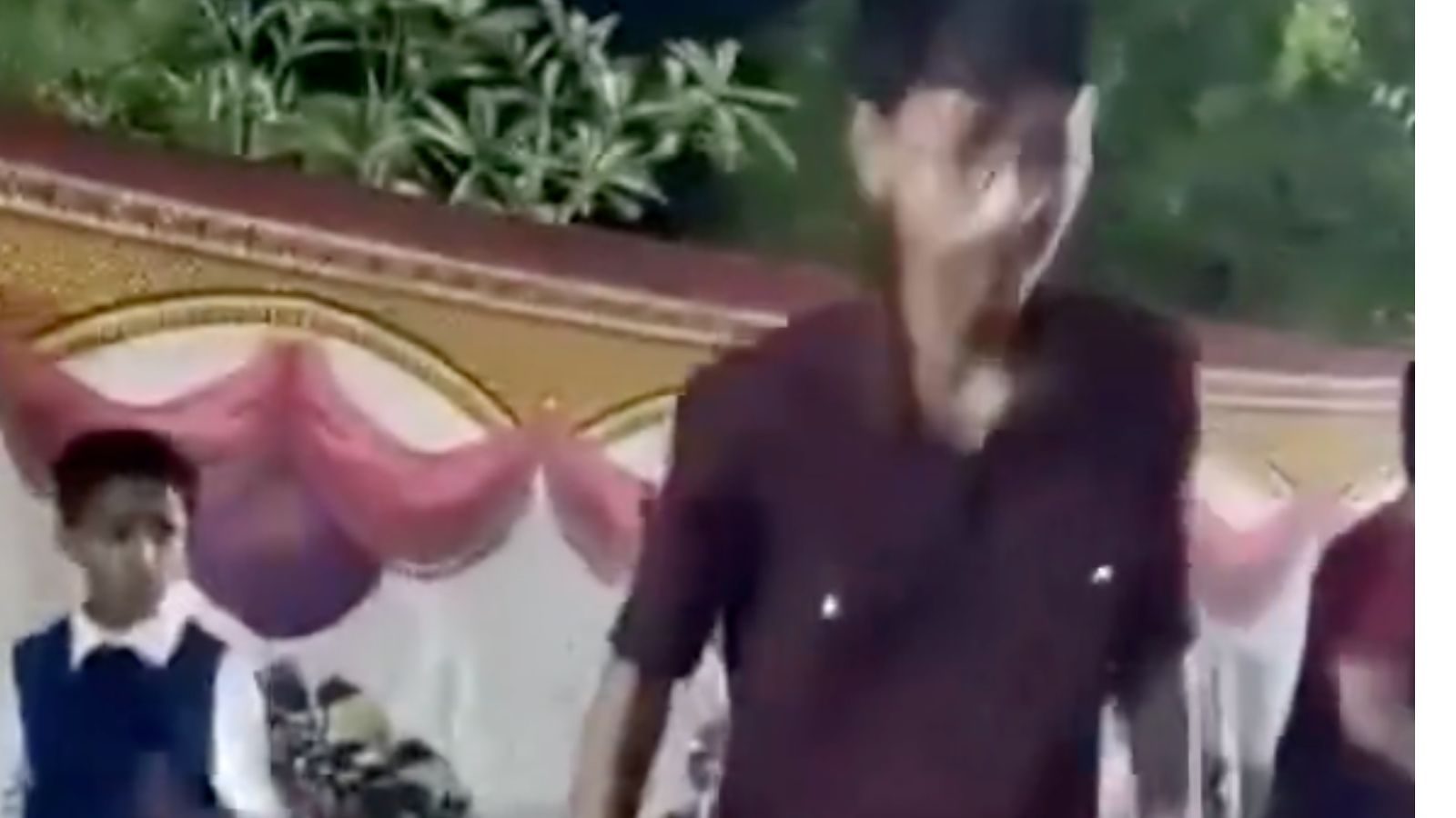 21-year-old Man Collapses While Performing Garba, Dies On The Spot ...