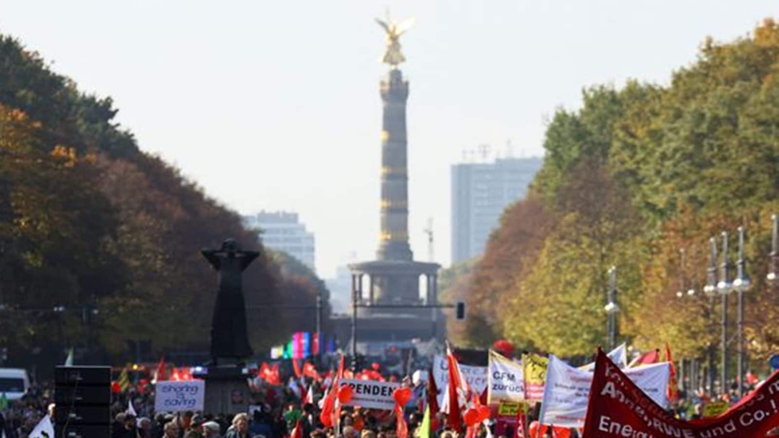 Thousands Protest in Germany Demanding Solidarity in Energy Relief ...