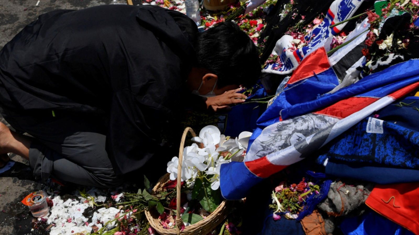 Fan Loses Wife, Two Teenage Daughters in Indonesia Soccer Stampede ...