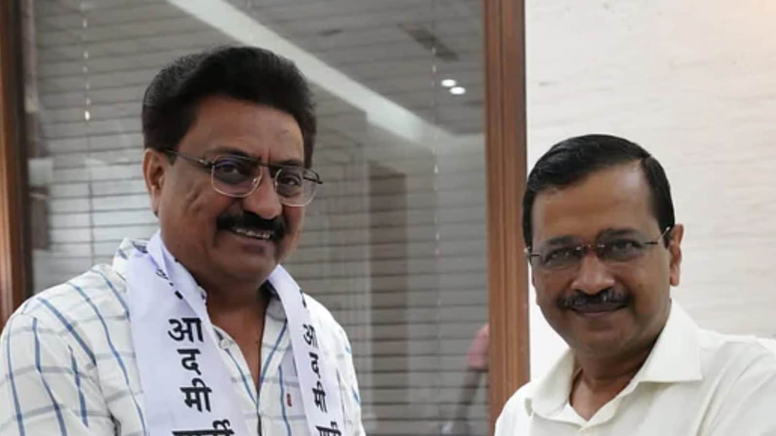 BJP Putting Up Anti-AAP Posters, Playing 'Hindutva Card' to Hide its ...