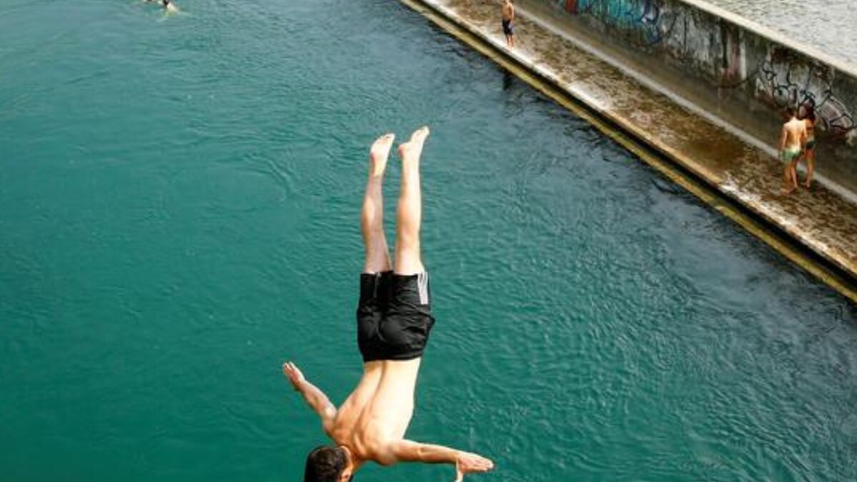 Us Man Jumps Into The River To Avoid Arrest Stays Underwater For An