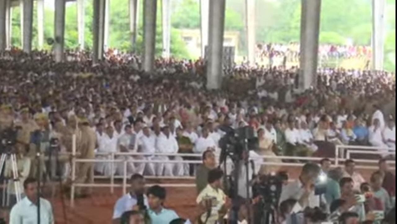 ‘Neta Ji Amar Rahen’: Crowds Gather at Mulayam’s Ancestral Village ...