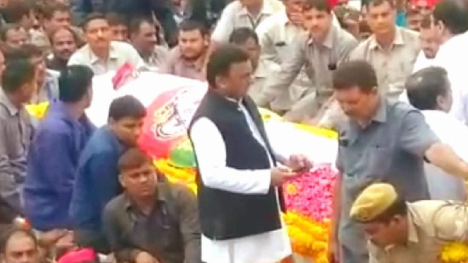 ‘Neta Ji Amar Rahen’: Crowds Gather at Mulayam’s Ancestral Village ...