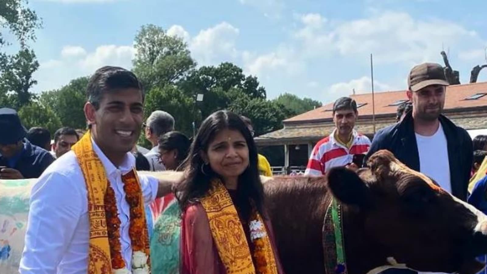 Viral Video Shows UK PM Rishi Sunak's 'Griha Pravesh' at Downing Street ...