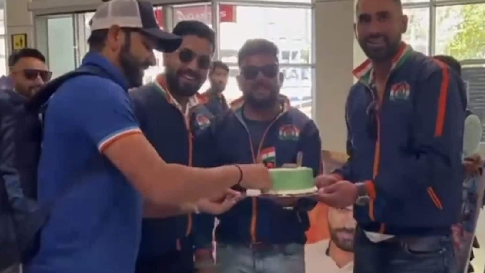 T20 World Cup 2022: Rohit Sharma & Co Receive Grand Welcome at Melbourne Airport By Indian Fans ...