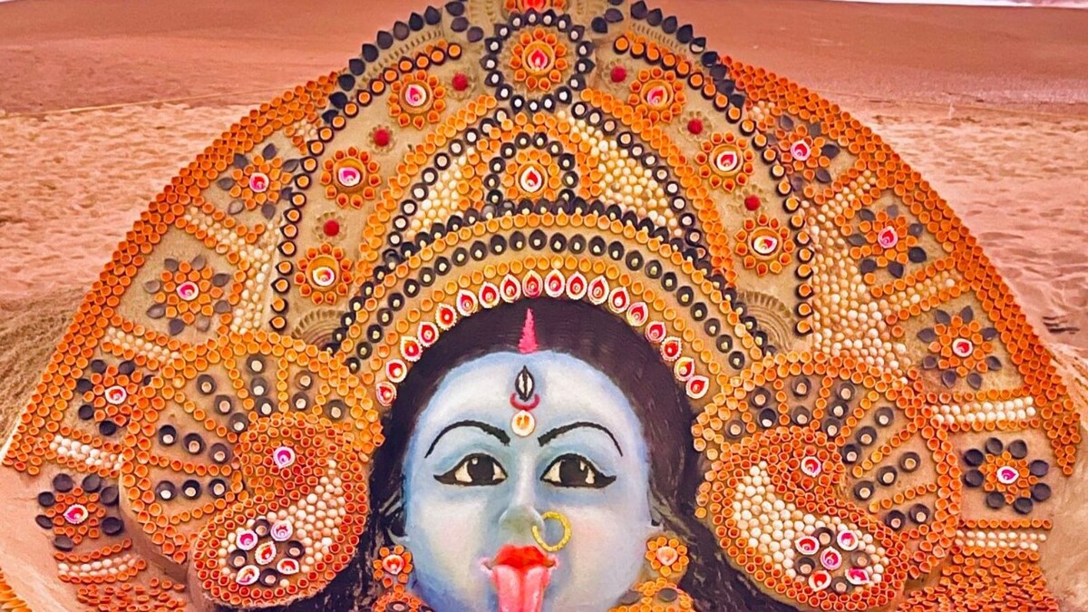 Sudarsan Pattnaik Creates Sand Art of Goddess Kali Using 4,045 Diyas on ...
