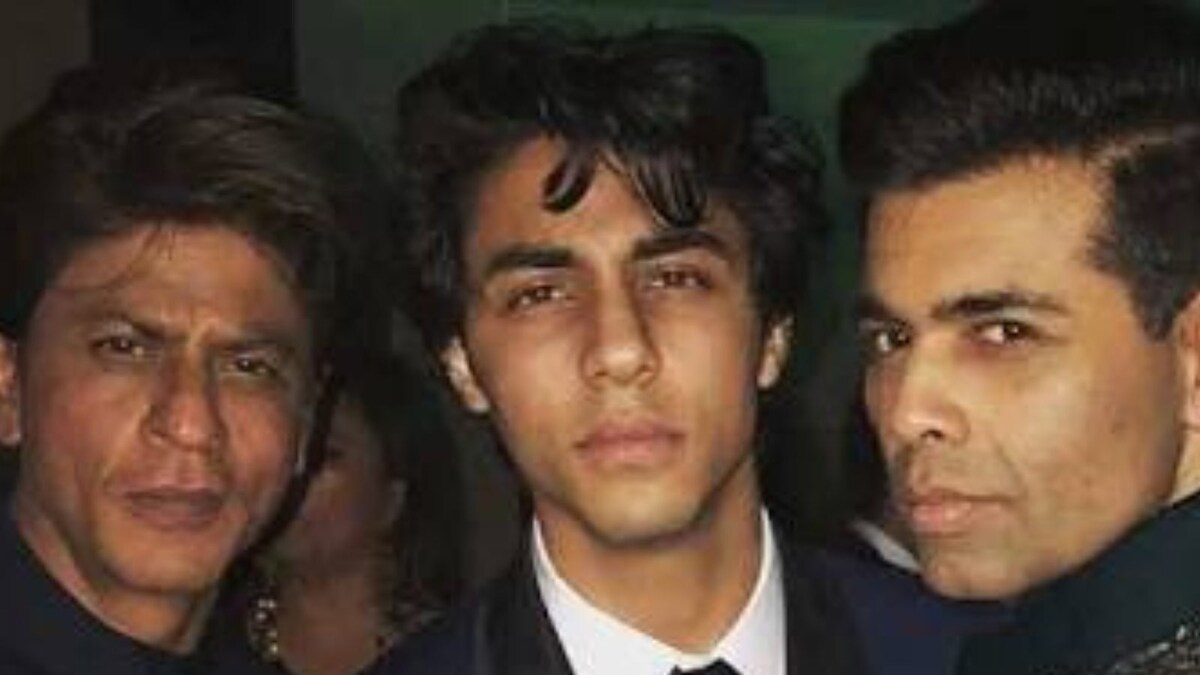 Karan Johar Hugging, Kissing Aryan Khan in Viral Video Has Shah Rukh Khan Fans Emotional, Watch ...