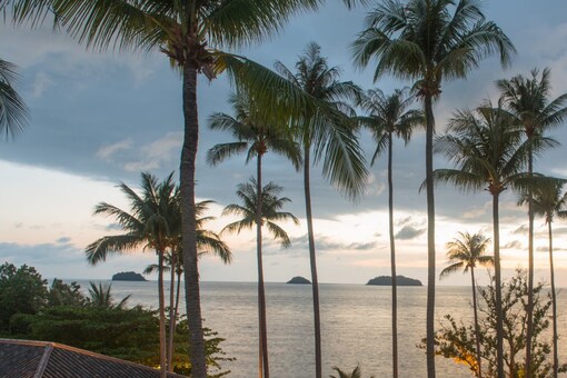 Find Romantic Gold at These 6 Beachside Hotels for a Dreamy Staycation ... Find Romantic Gold at These 6 Beachside Hotels for a Dreamy Staycation ...