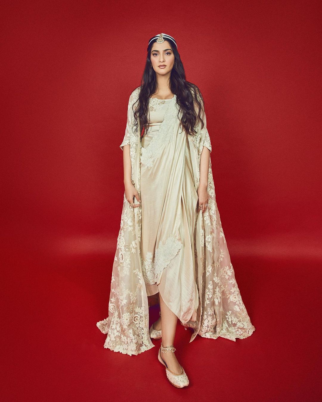 Sonam Kapoor Looks Ethereal In Stunning Ethnic Wear Outfits, Check Out ...