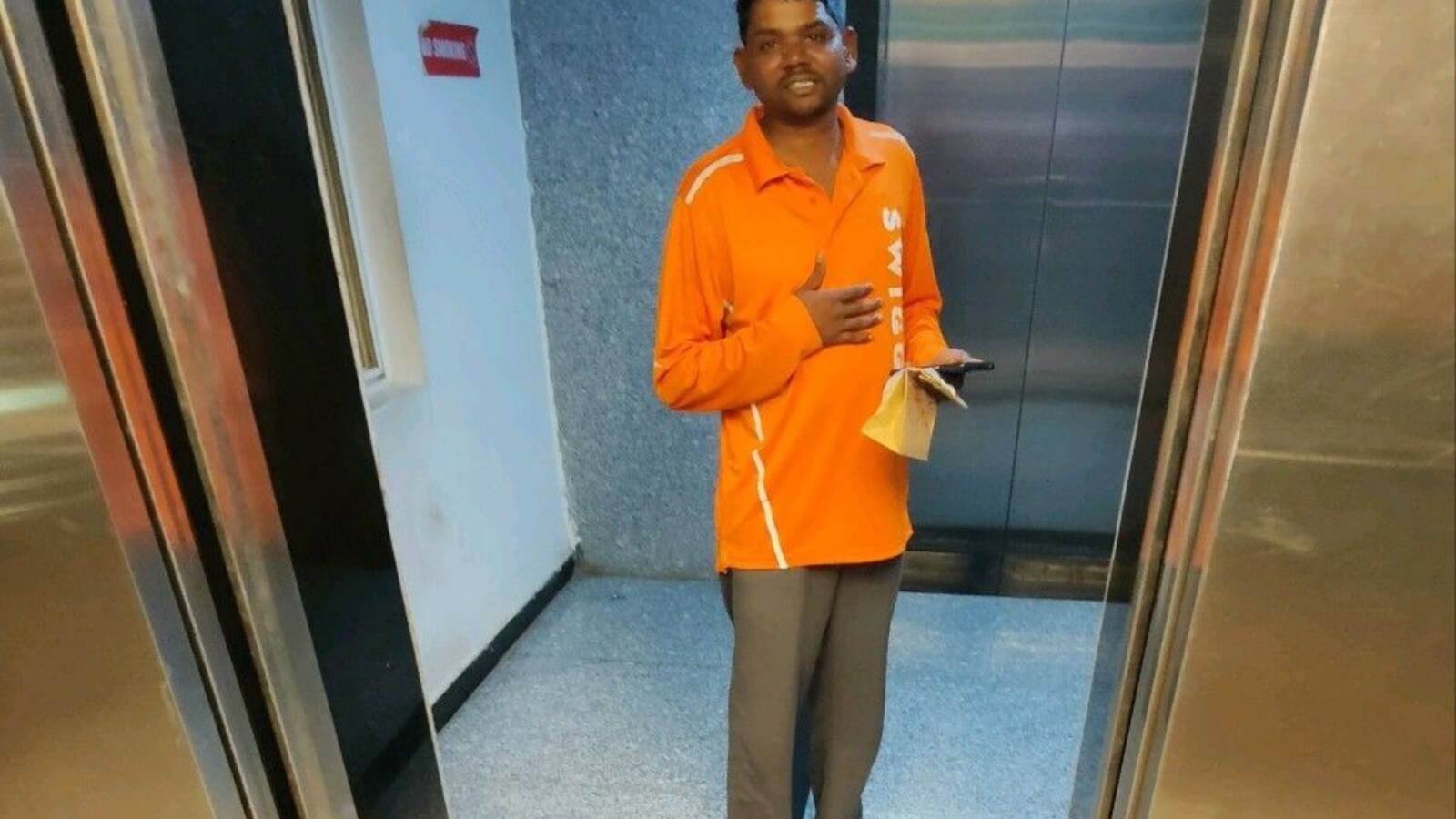 Food Delivery Agent Works Barefoot After Meeting With An Accident food-delivery-agent-works-barefoot-after-meeting-with-an-accident