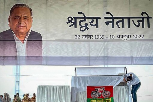 News18 Evening Digest: MSY Cremated in Saifai With Full State Honours ... News18 Evening Digest: MSY Cremated in Saifai With Full State Honours ...