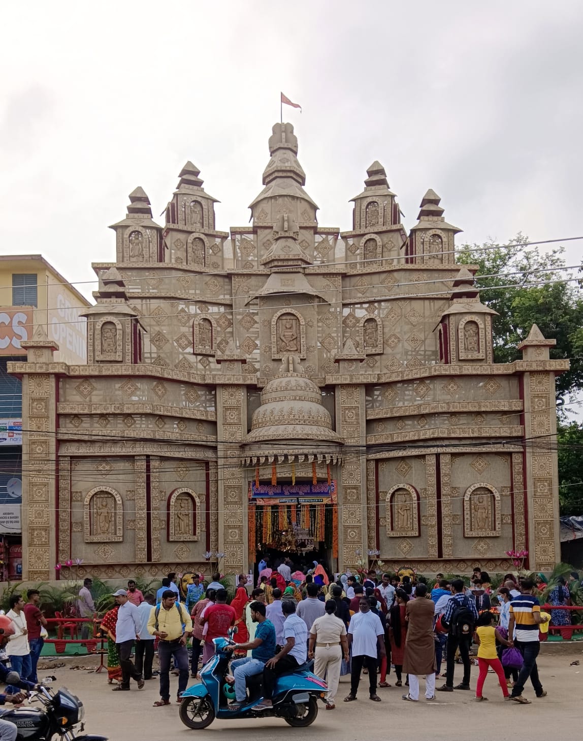 From Ram Mandir to Amarnath Cave, Theme-based Pandals Attract People As ...