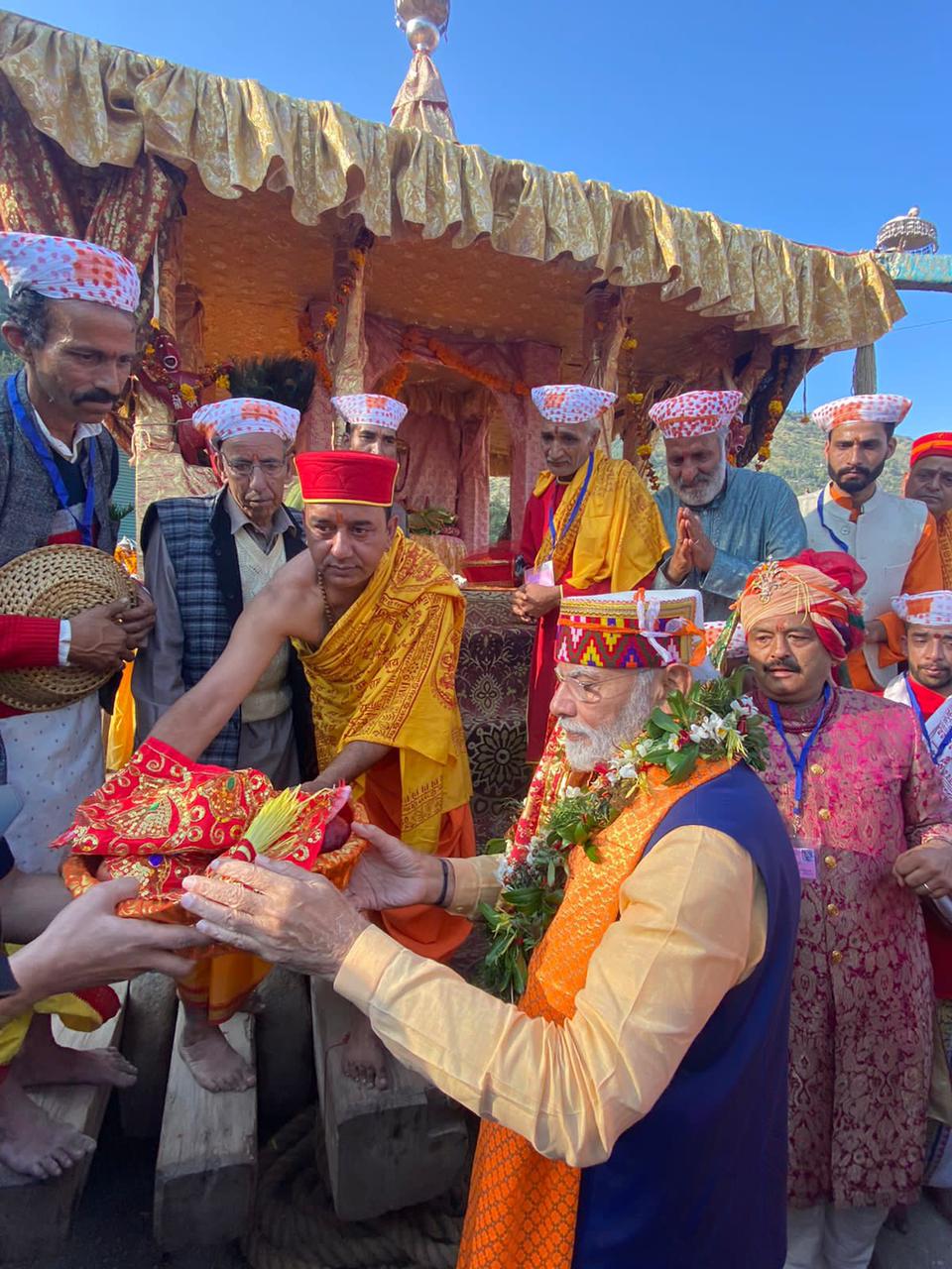 PM Modi Visits Bhagwan Shri Raghunath Ji's Rath In Kullu During ...