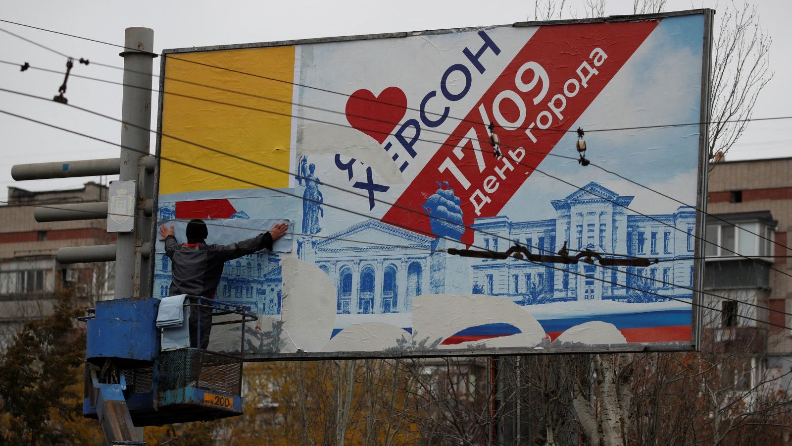 Kherson Removes Pro-Russia Signs, Puts Up Pro-Ukrainian Ones | World ...
