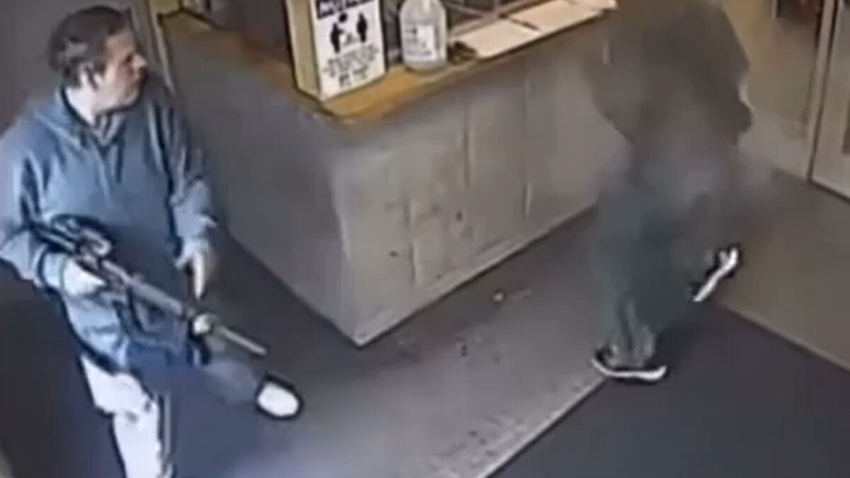WATCH: US Man Hailed as Hero for Fighting Off Armed Assailant Who Shot ...