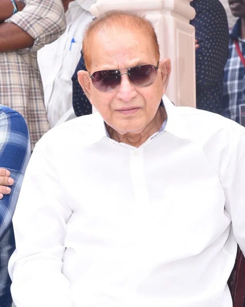 Actor Krishna Passes Away: A Look at His Priceless Family Moments With ...