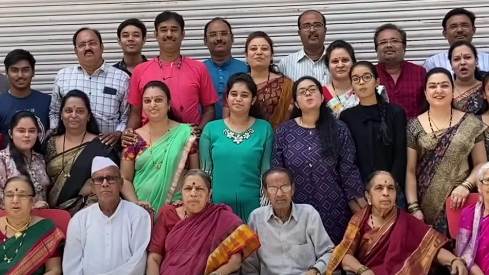 This Big Indian Joint Family Has 72 Members Living in The Same House in ...