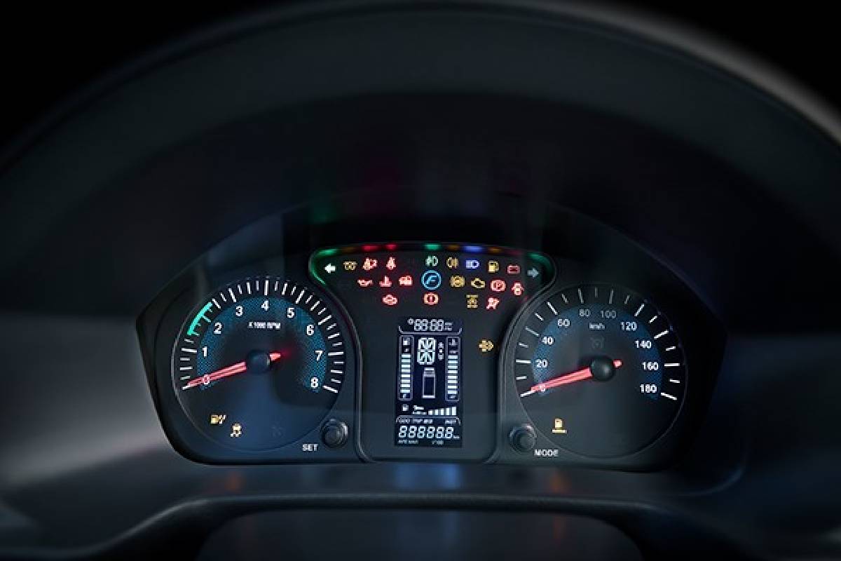 Force Urbania Van in Pics: See Design, Interior, Features and More in ...