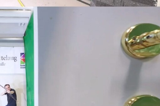 Man Sets Record By Shooting Arrows Through a Tiny Keyhole, Stuns ...