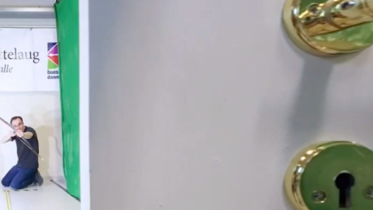 Man Sets Record By Shooting Arrows Through a Tiny Keyhole, Stuns ...
