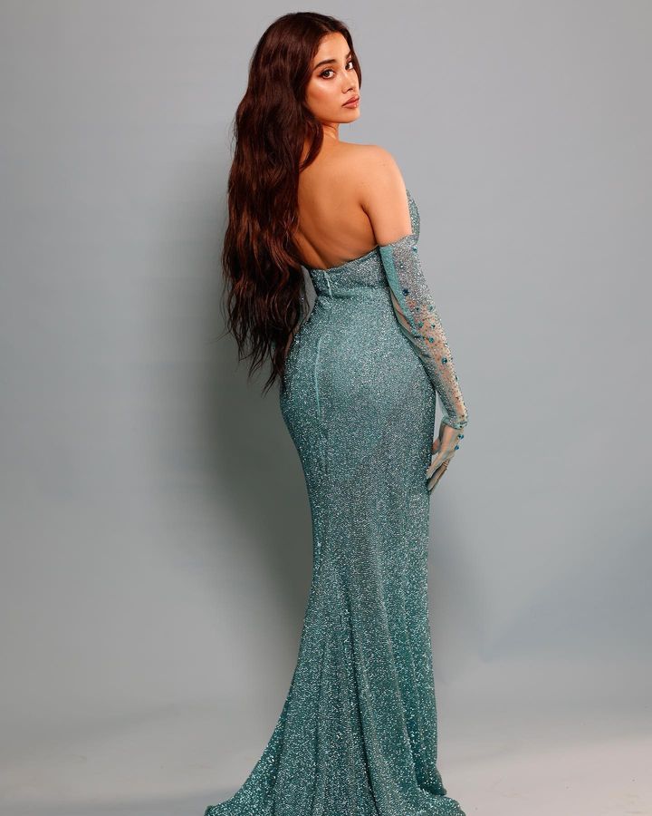 Janhvi Kapoor Flaunts Hourglass Figure In Body-hugging Blue Gown With ...