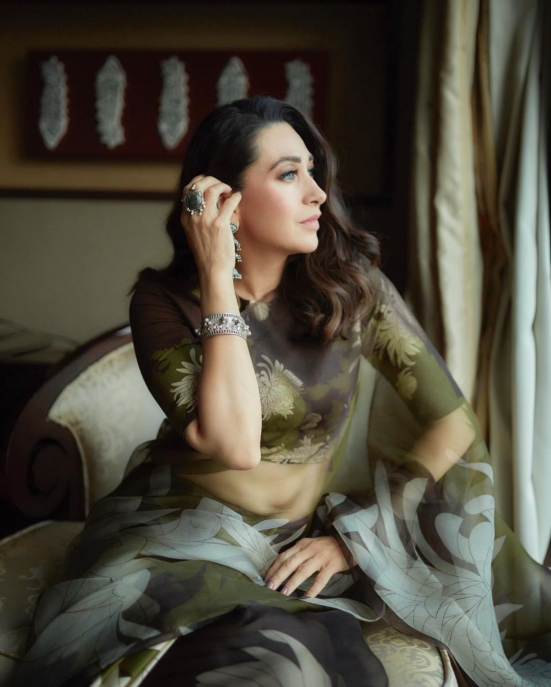 Karisma Kapoor Spells Elegance In Printed Chiffon Saree, Check Out The ...